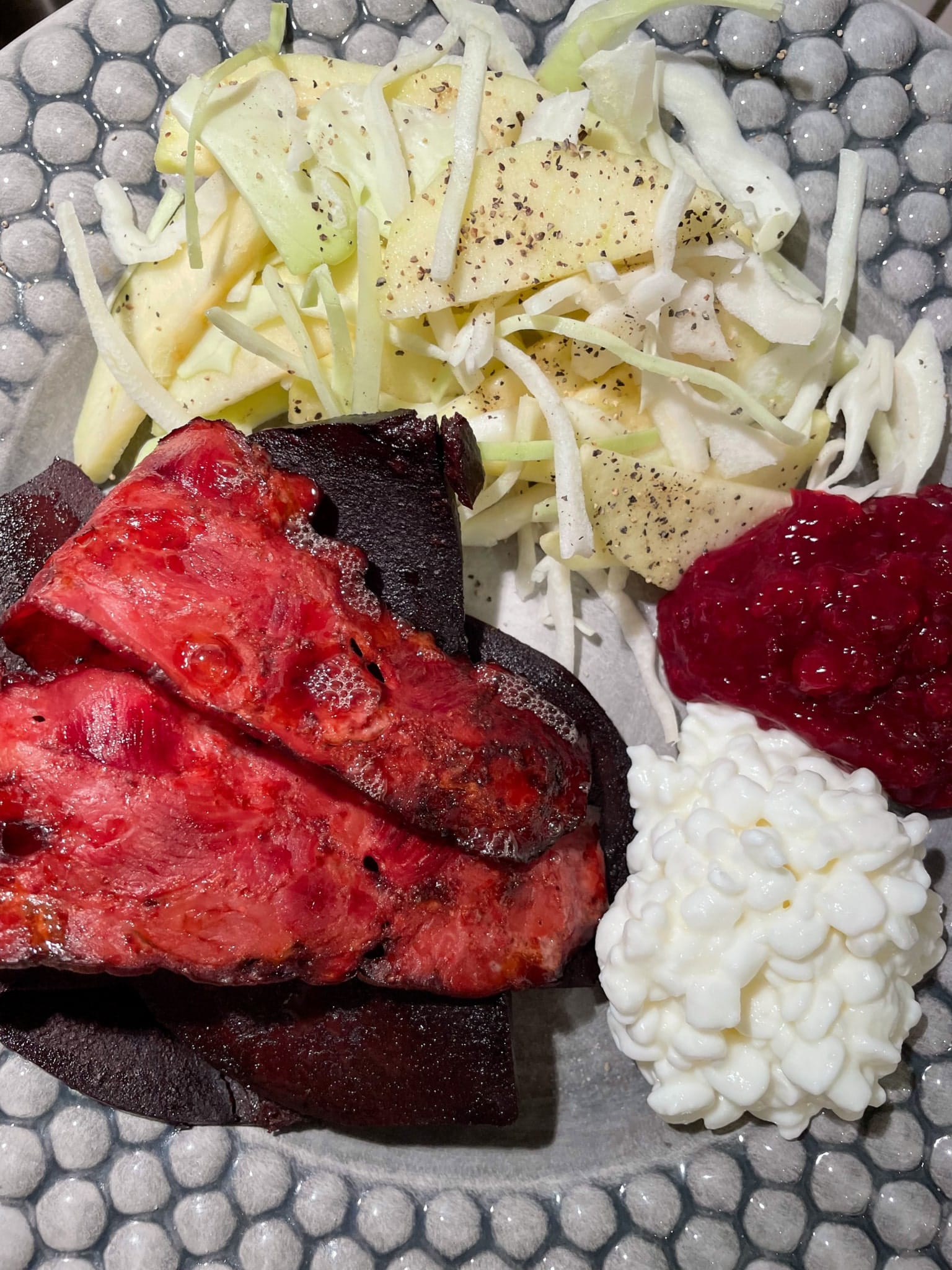 Blodpudding med keso och vitkålssallad - Recept